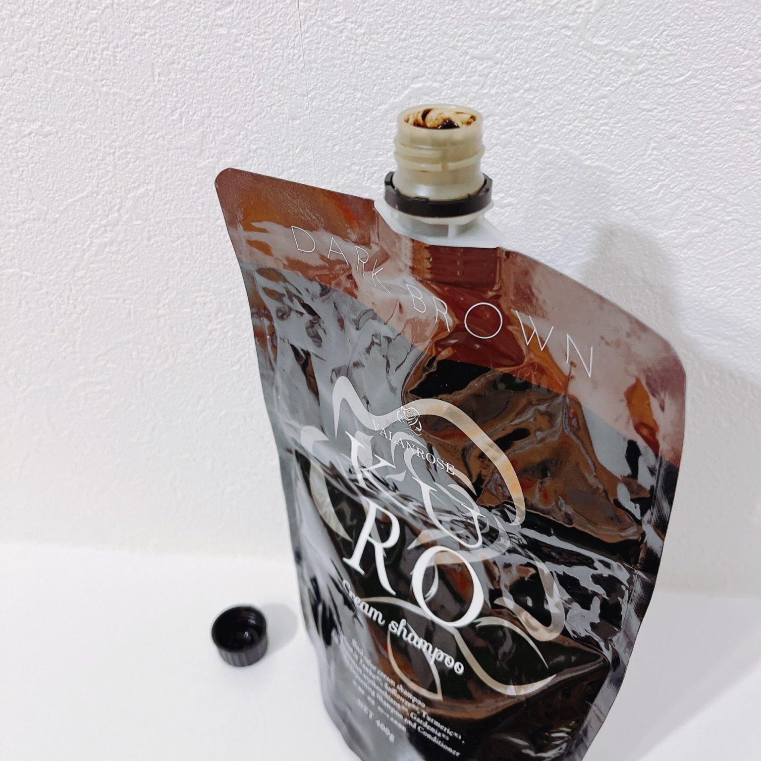 【1回で染まる？】KUROクリームシャンプーを美容師が体験レビュー！染まり・艶・ムラ・使いやすさまで徹底検証